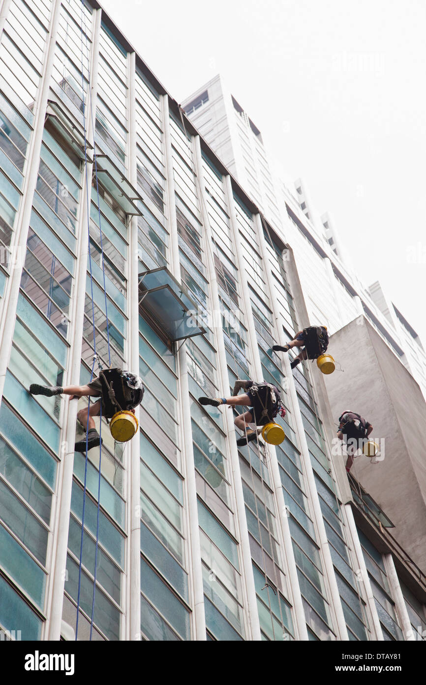 Workers cleaning the glass windows of skyscraper Stock Photo - Alamy
