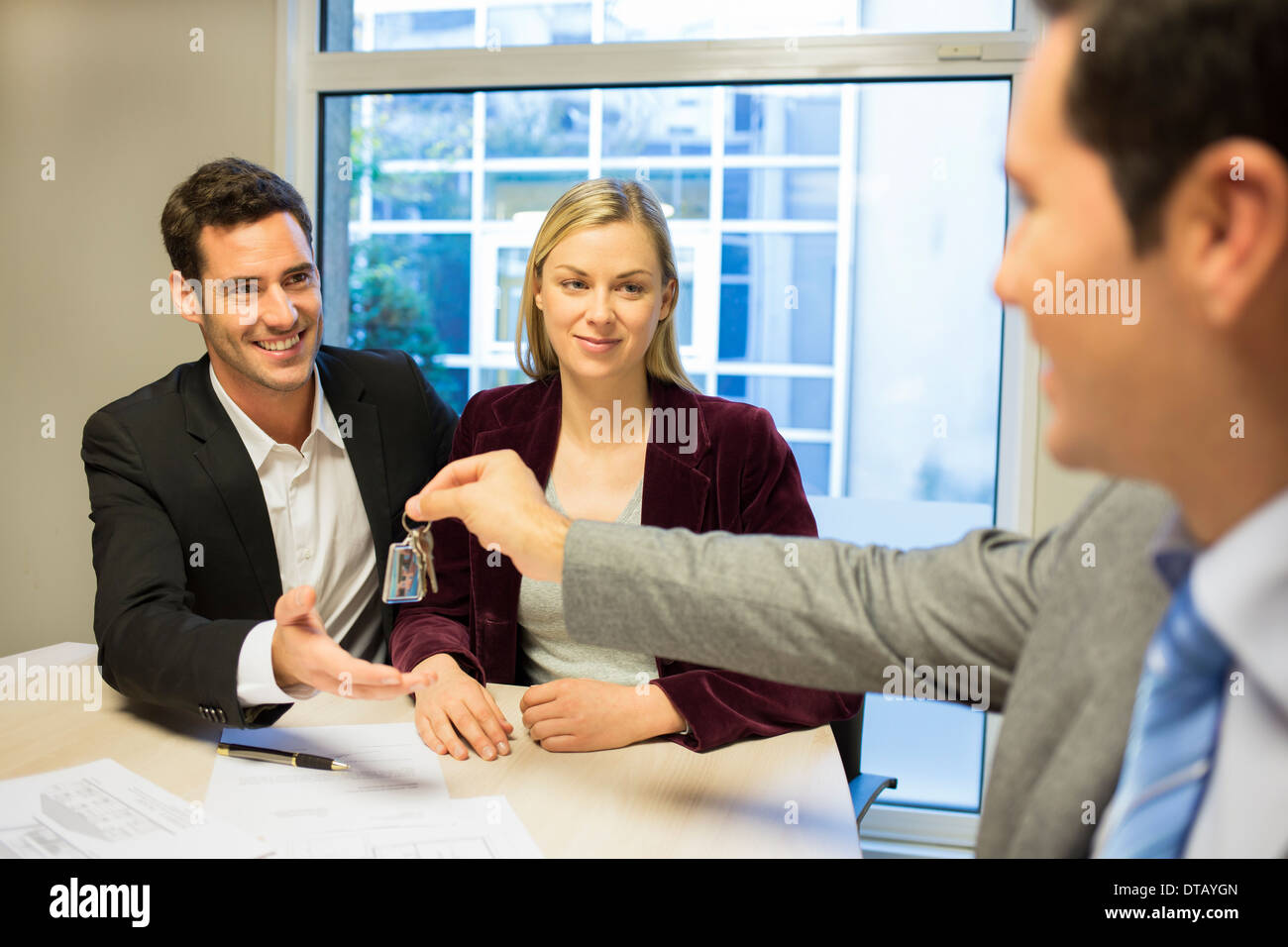 Real estate signing client hi-res stock photography and images - Alamy