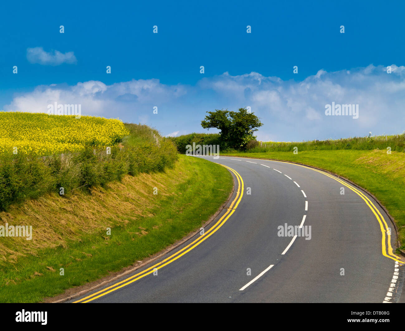 Bend of road hi-res stock photography and images - Alamy