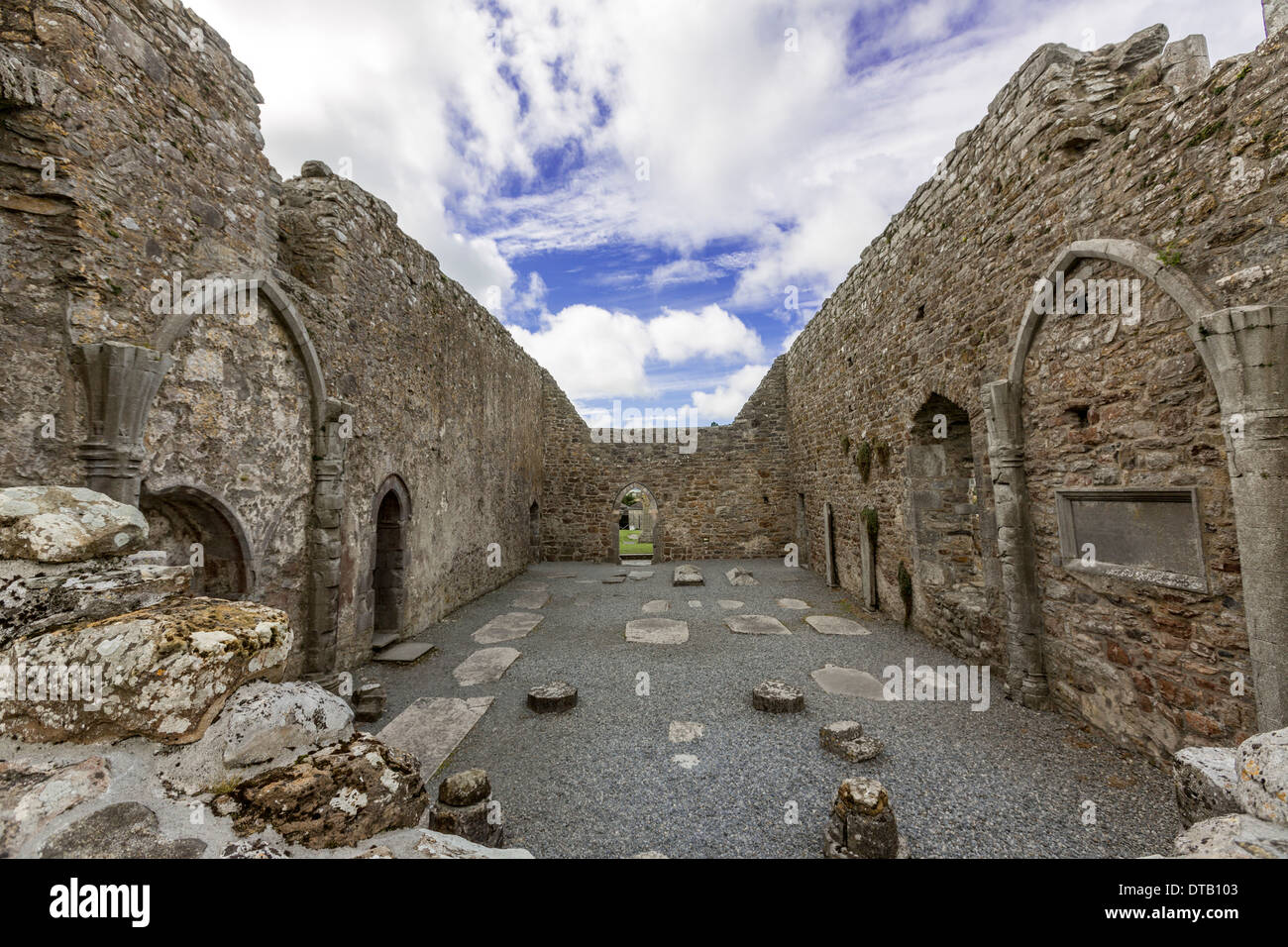 Clonmacnoise Cathedral. The monastery of Clonmacnoise Stock Photo - Alamy