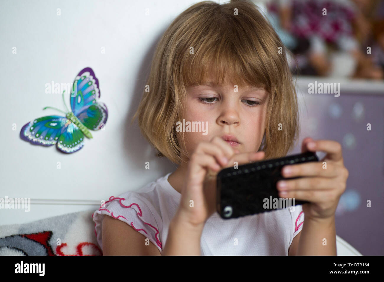 Children on mobile phone hi-res stock photography and images - Alamy
