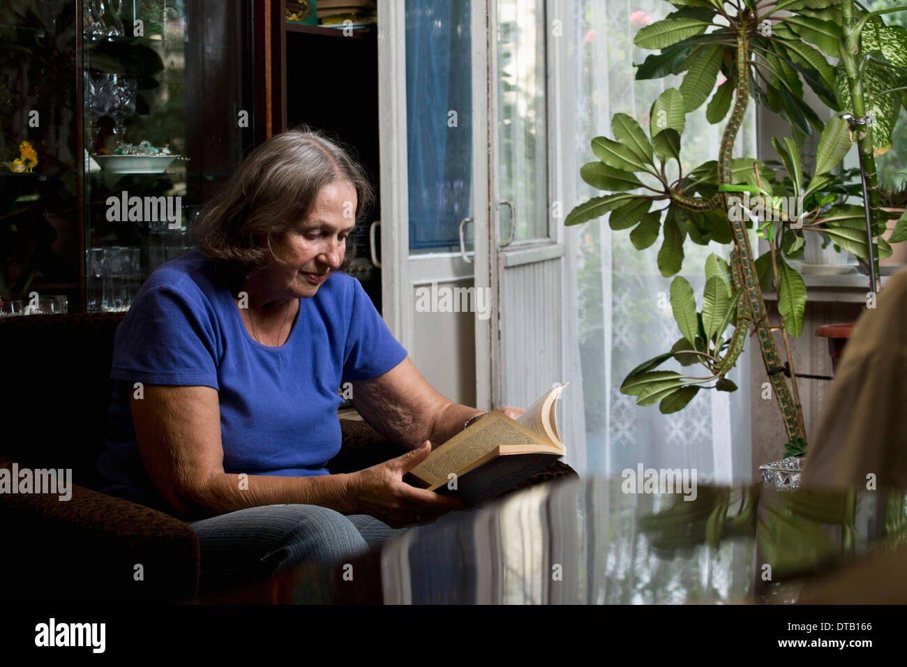 Senior woman reading book Stock Photo - Alamy