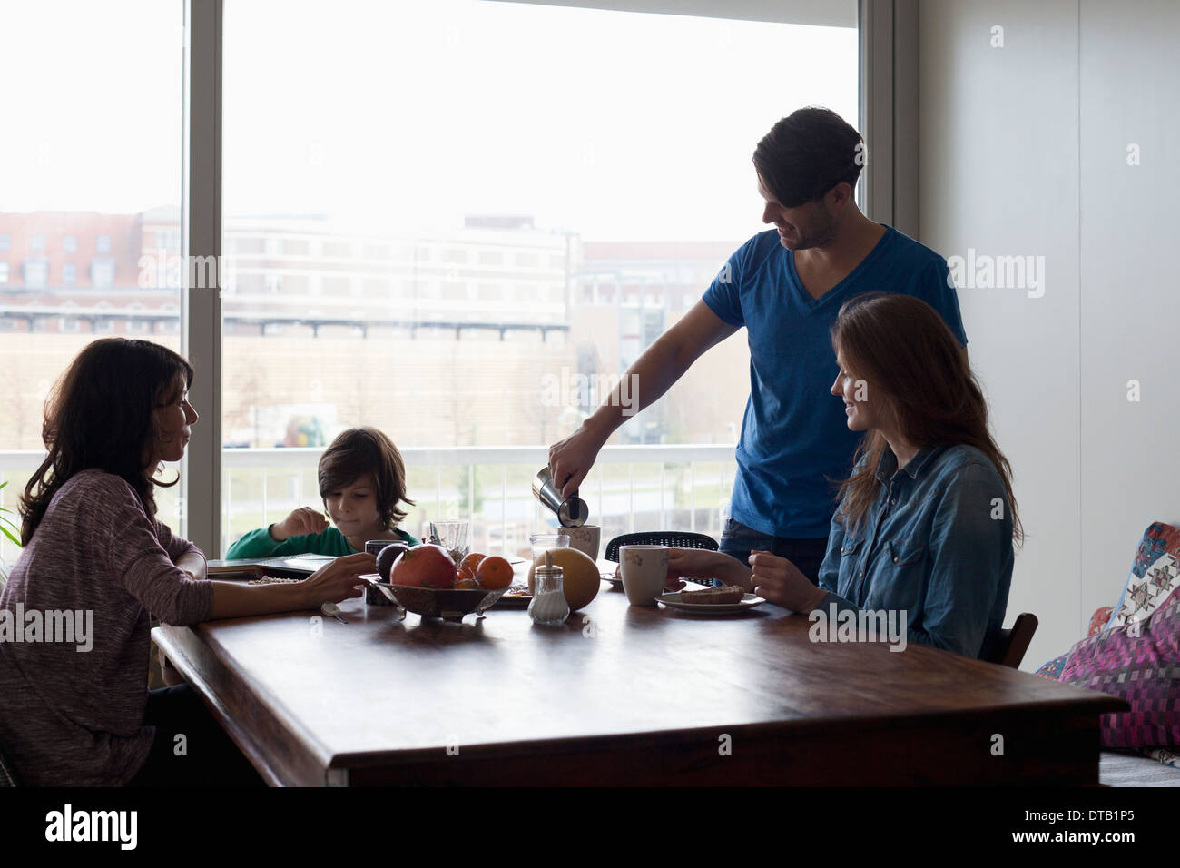 Breakfast table family hi-res stock photography and images - Alamy