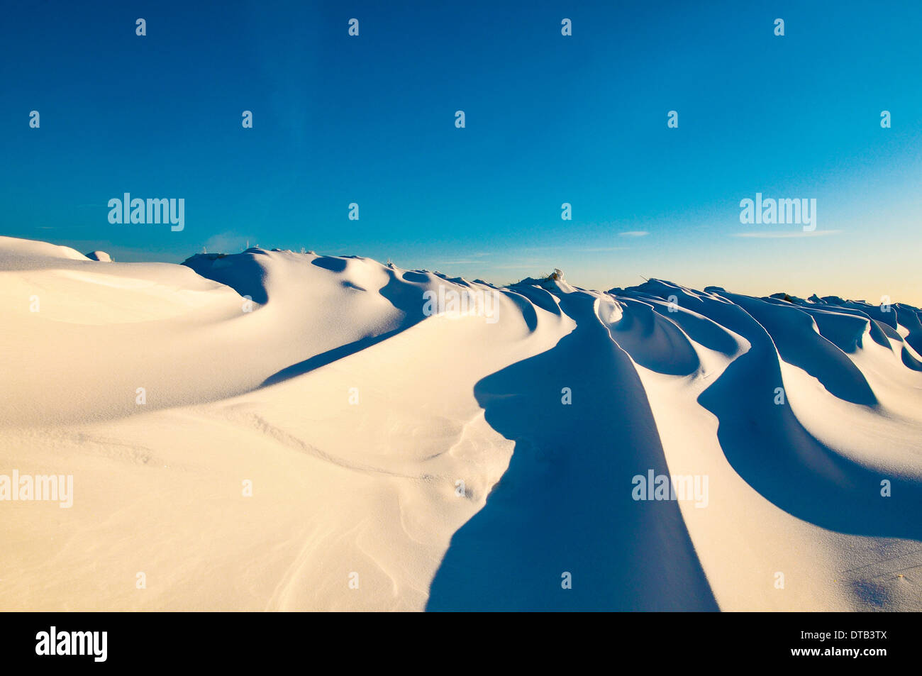 Bank of snow hi-res stock photography and images - Alamy