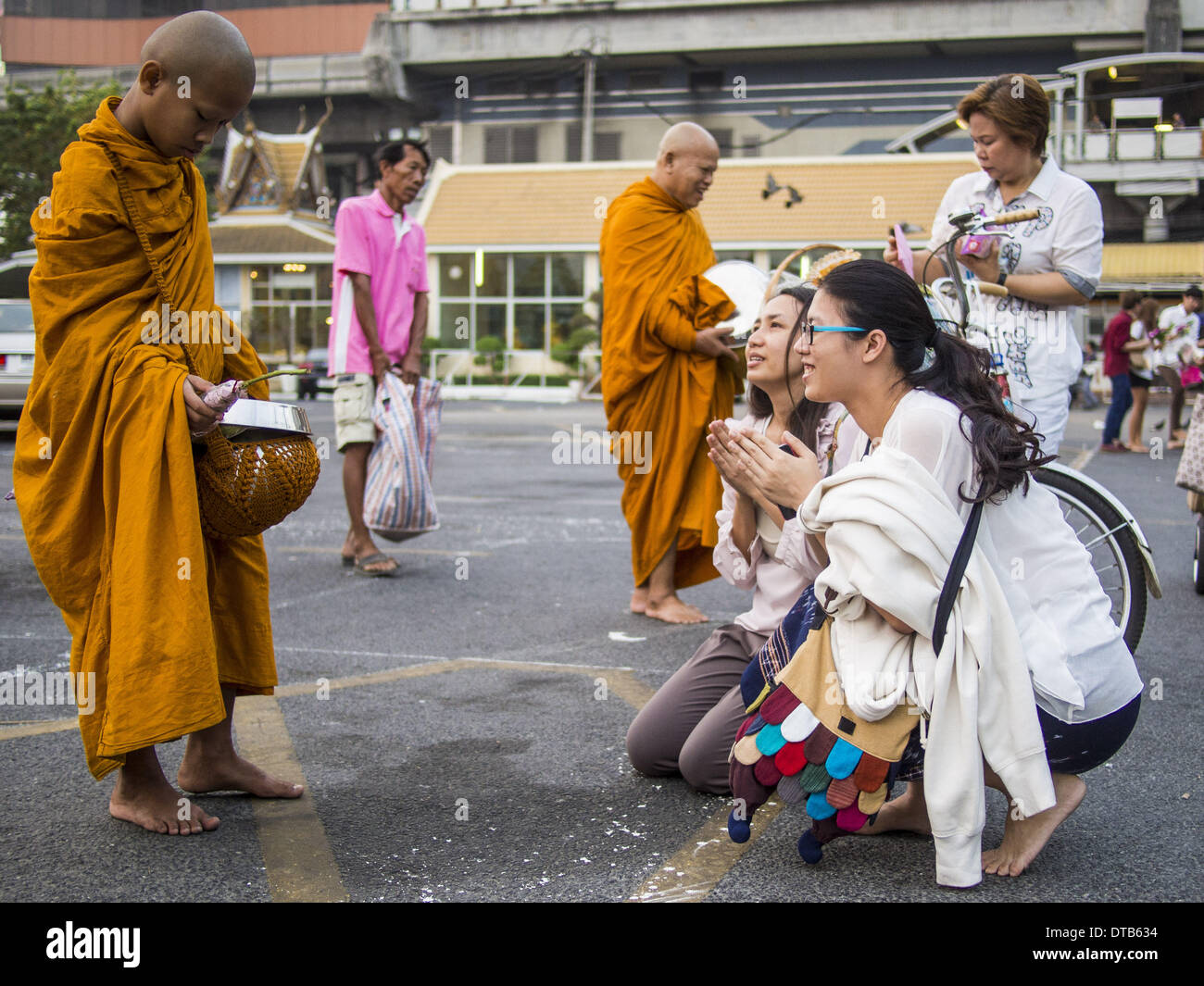 Bangkok, Thailand. 14th Feb, 2014. Thai Buddhists make merit on Makha ...