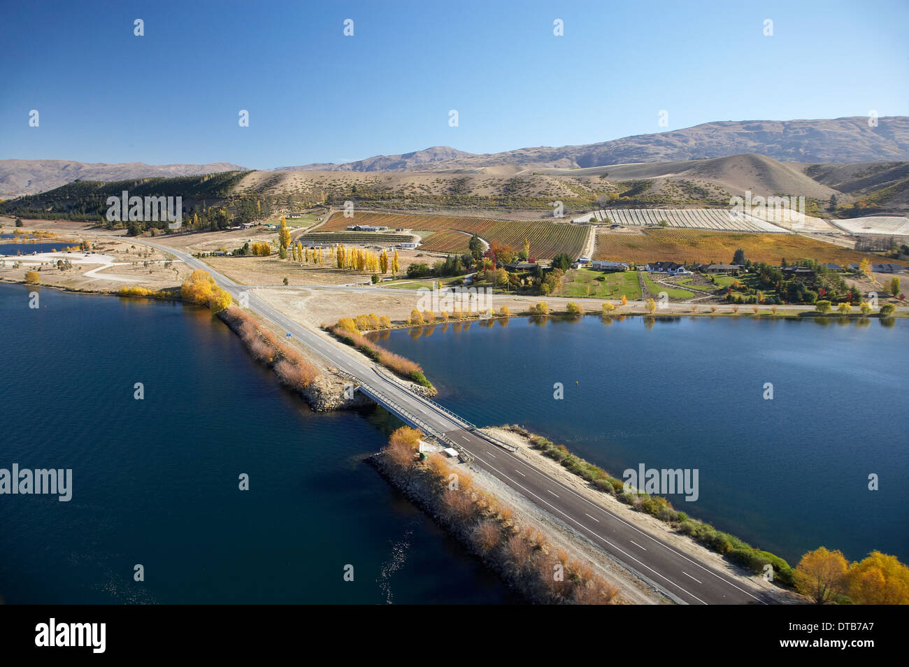 State Highway 8 and Lowburn Inlet, Lake Dunstan, near Cromwell, Central ...