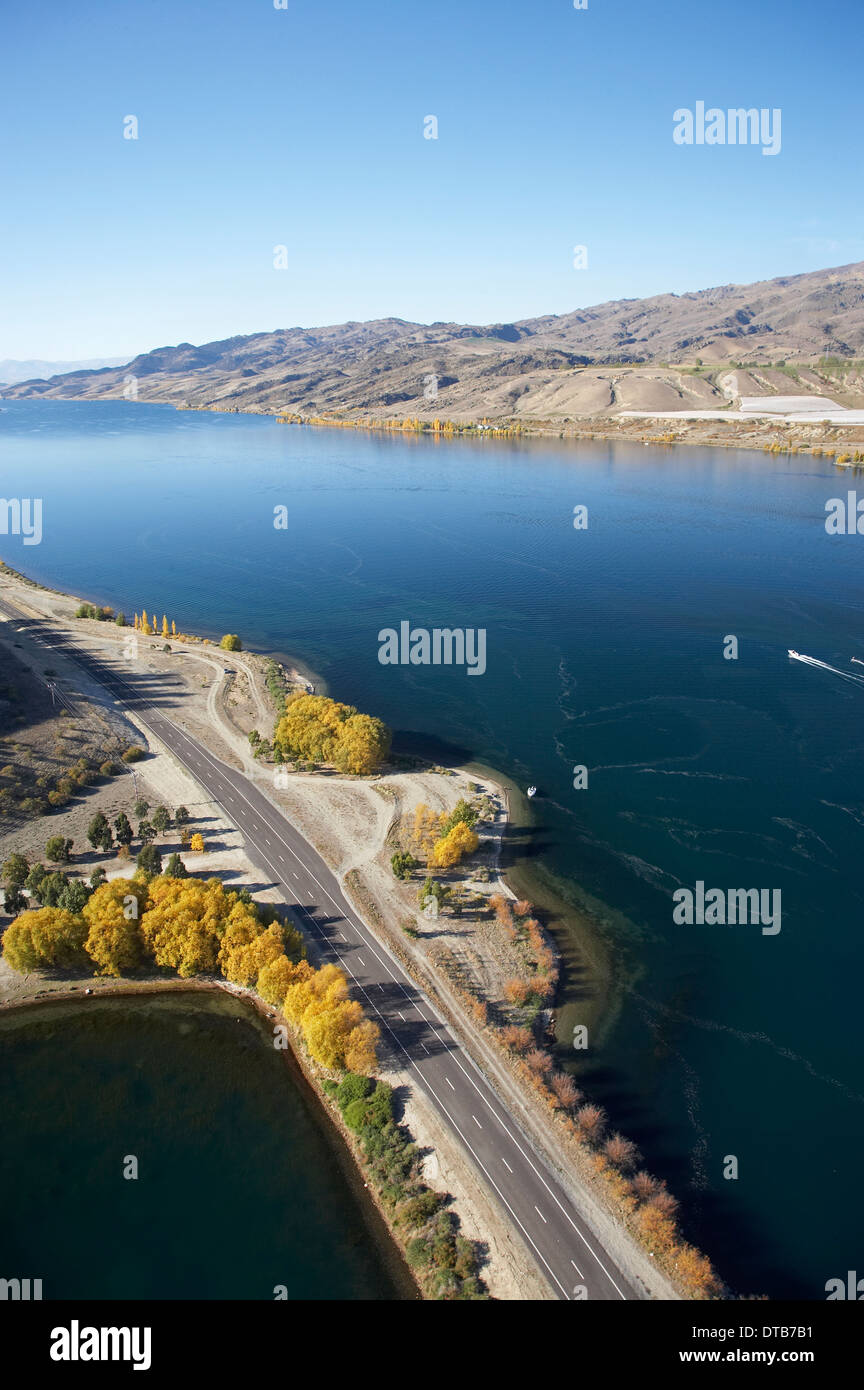 State Highway 8 and Lowburn Inlet, Lake Dunstan, near Cromwell, Central ...