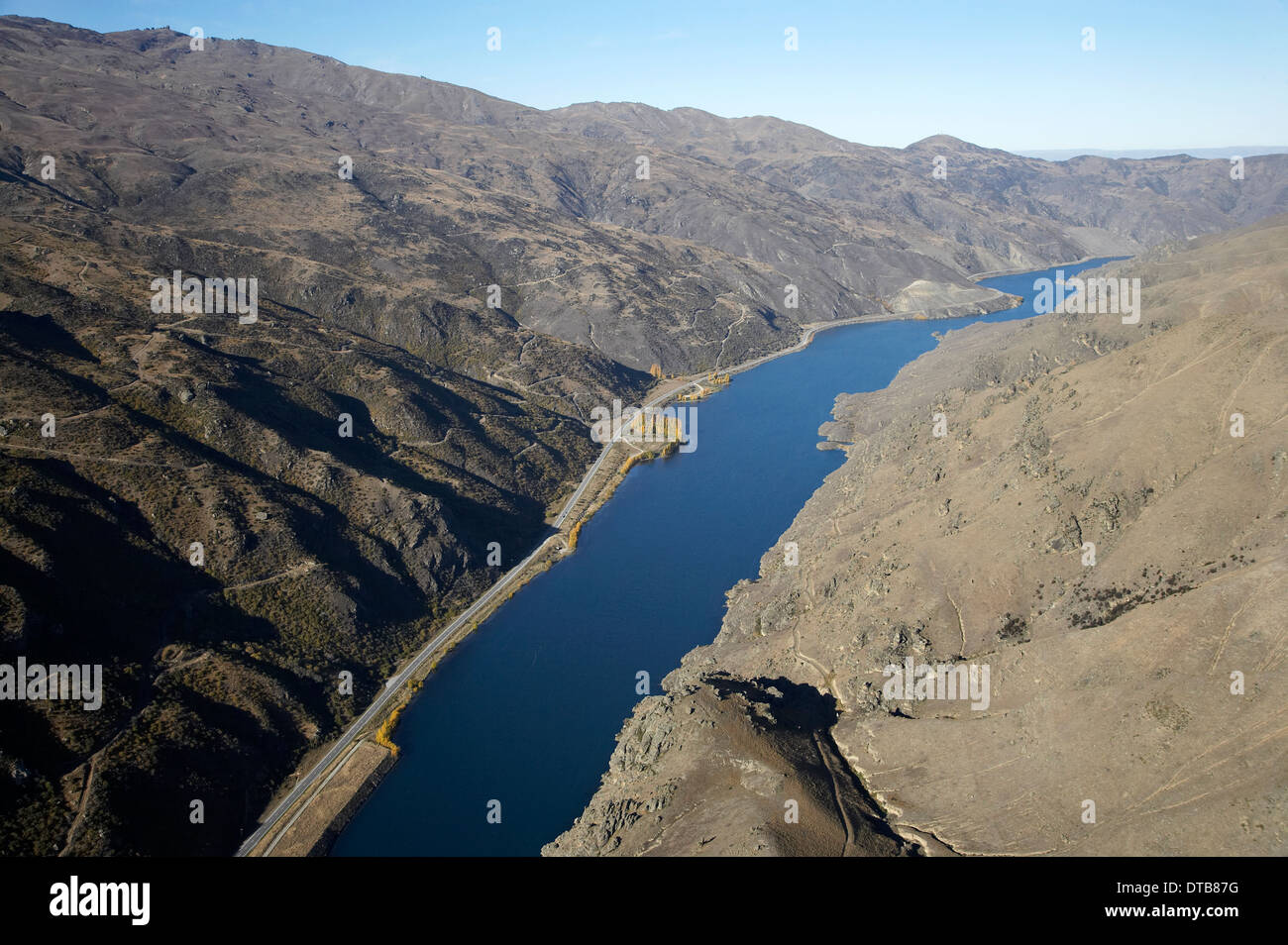 Dunstan Mountains, State Highway 8 and Lake Dunstan, Cromwell Gorge ...