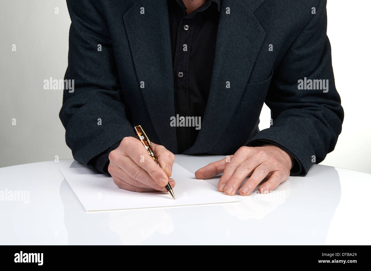 Signing writing hi-res stock photography and images - Alamy