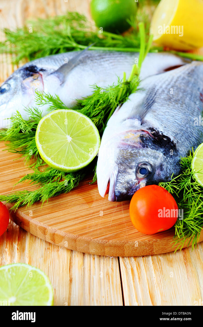 Raw dorado seabream fish hi-res stock photography and images - Alamy