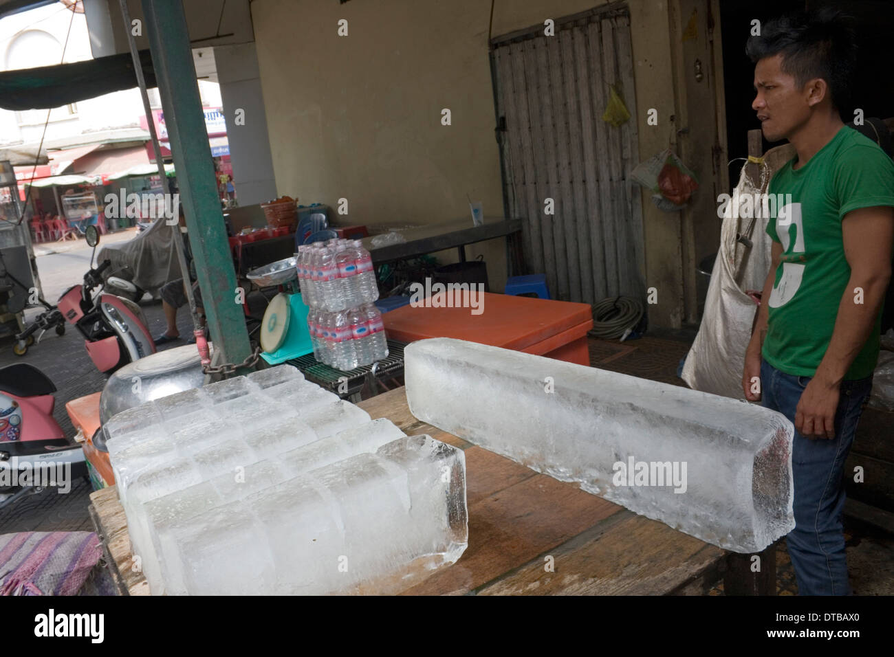 Ice worker hi-res stock photography and images - Alamy