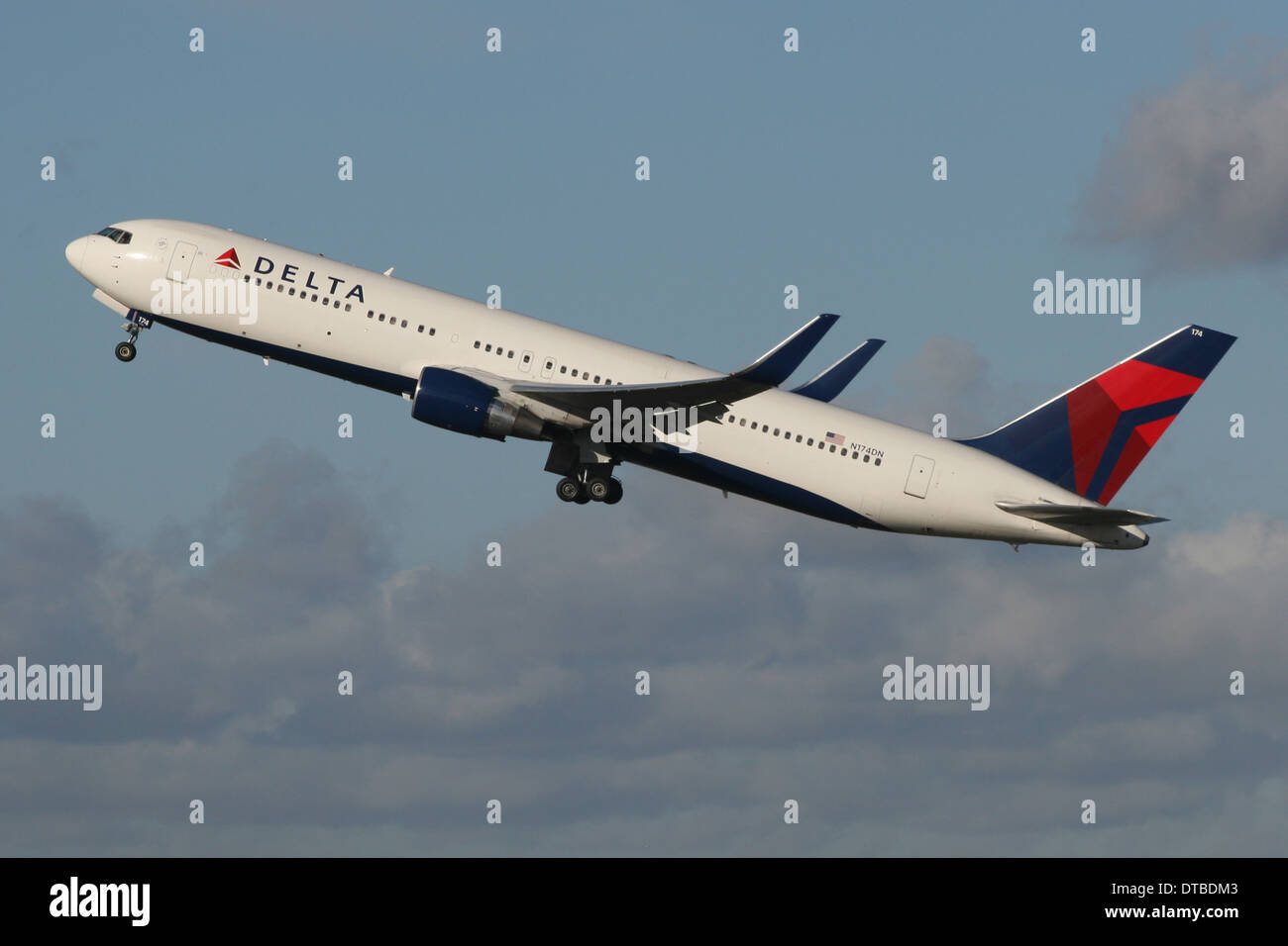 DELTA AIRLINES LLC BOEING 767 Stock Photo - Alamy