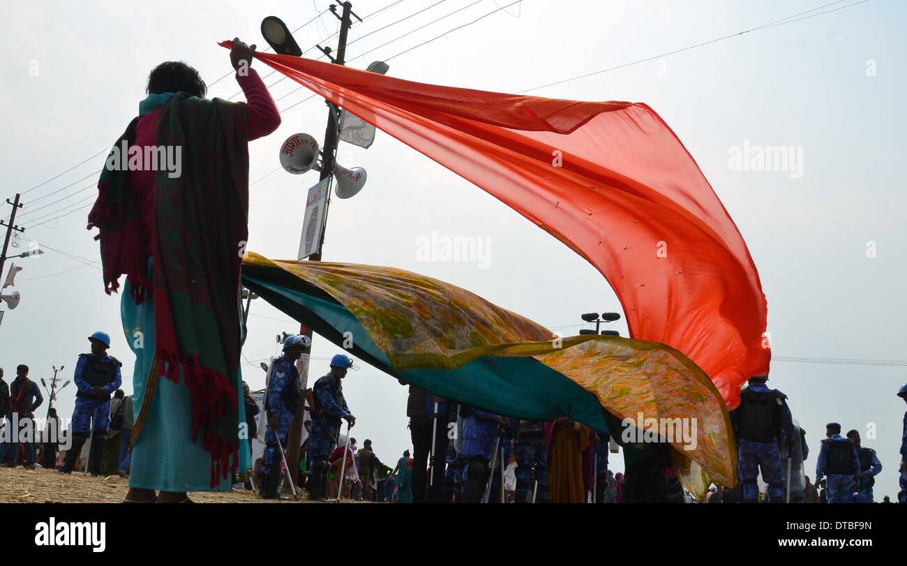 Women drying saree hi-res stock photography and images - Alamy