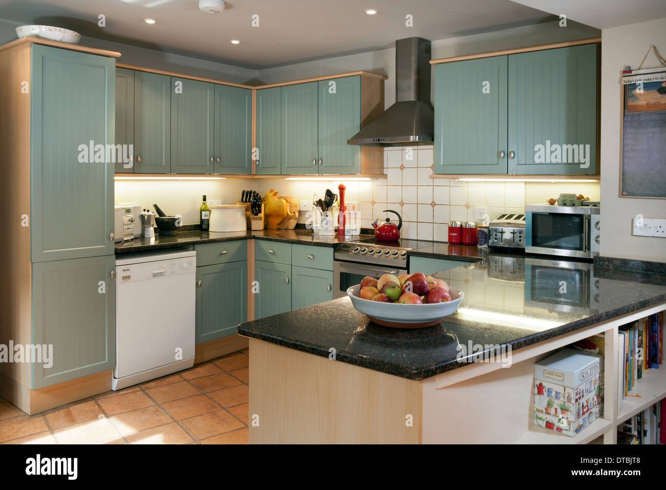Contemporary painted door fitted kitchen Stock Photo - Alamy