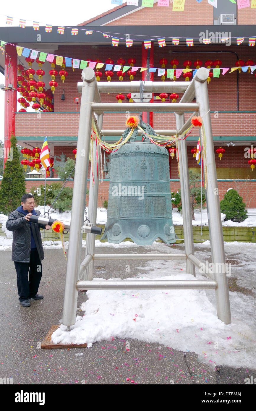 Chinese buddhist temple hi-res stock photography and images - Alamy