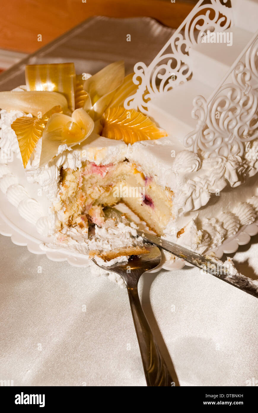Wedding cake with sugar lily Stock Photo - Alamy