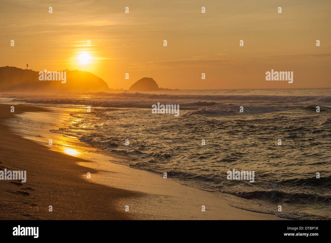 Zipolite beach at sunrise, Mexico Stock Photo - Alamy
