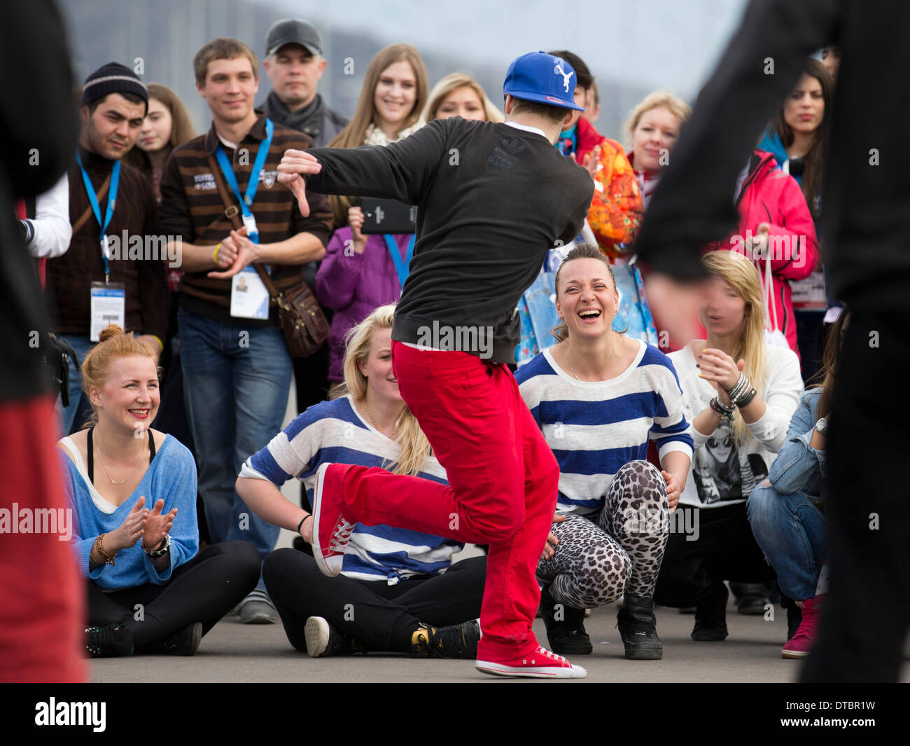 Fans watch winter olympics hi-res stock photography and images - Alamy