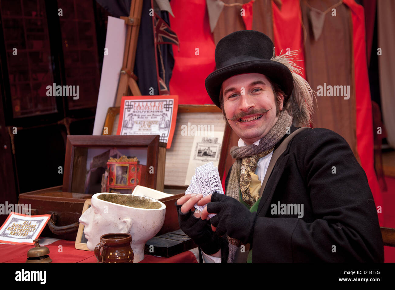 Showbiz gallery hi-res stock photography and images - Alamy