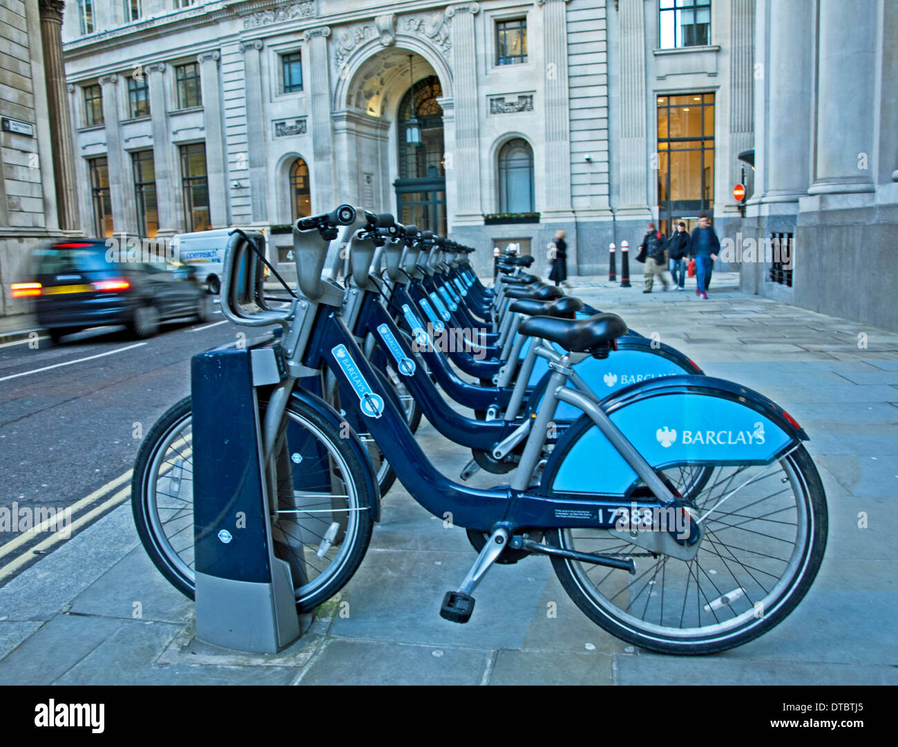 London bike stations hi-res stock photography and images - Alamy