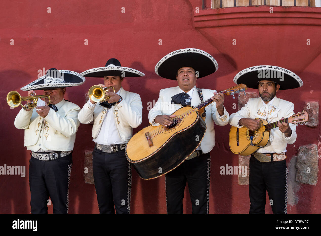 Mariachi band hi-res stock photography and images - Alamy