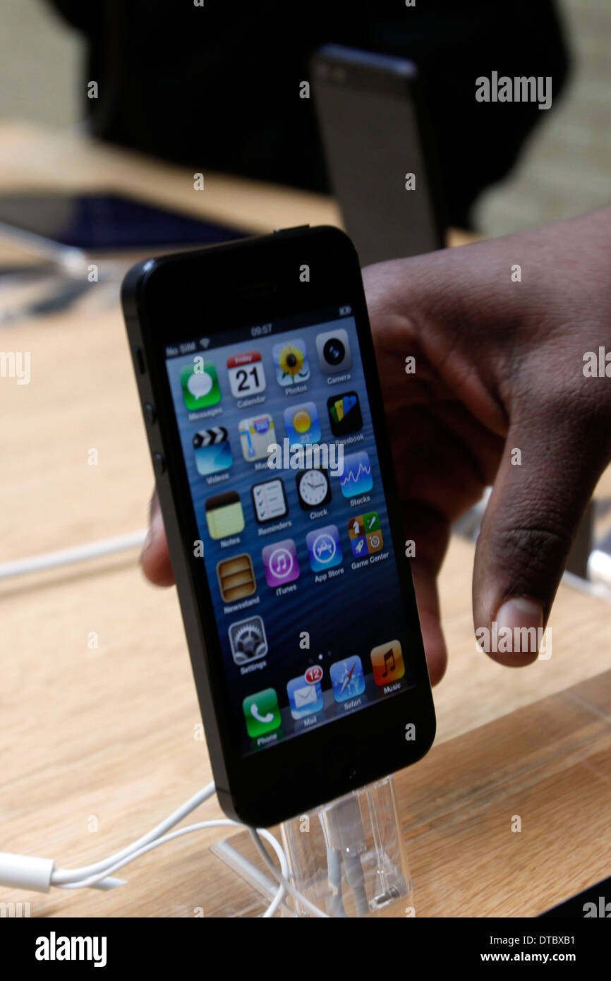 Apple mobile store hi-res stock photography and images - Alamy