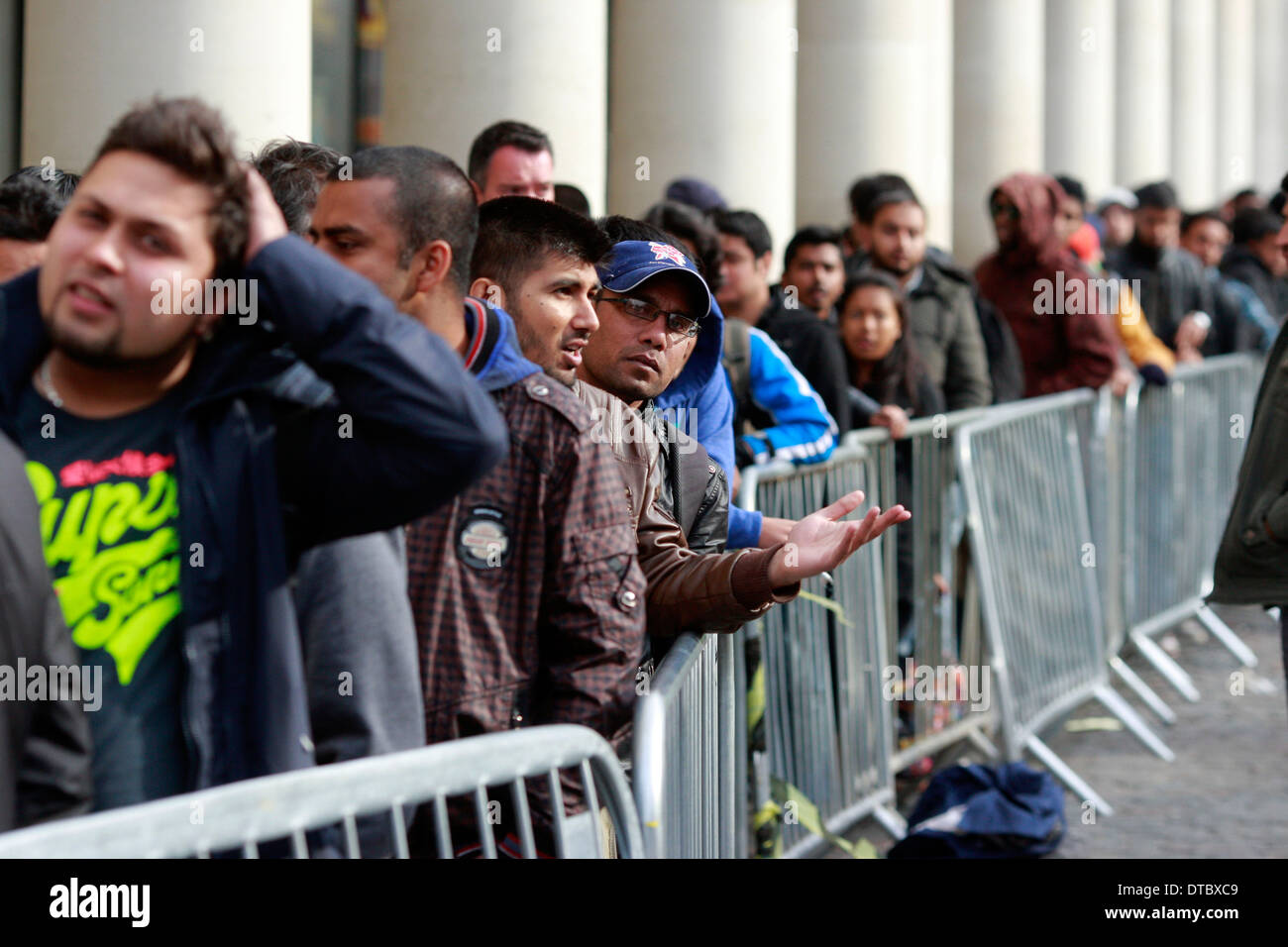 Apple mobile store hi-res stock photography and images - Alamy