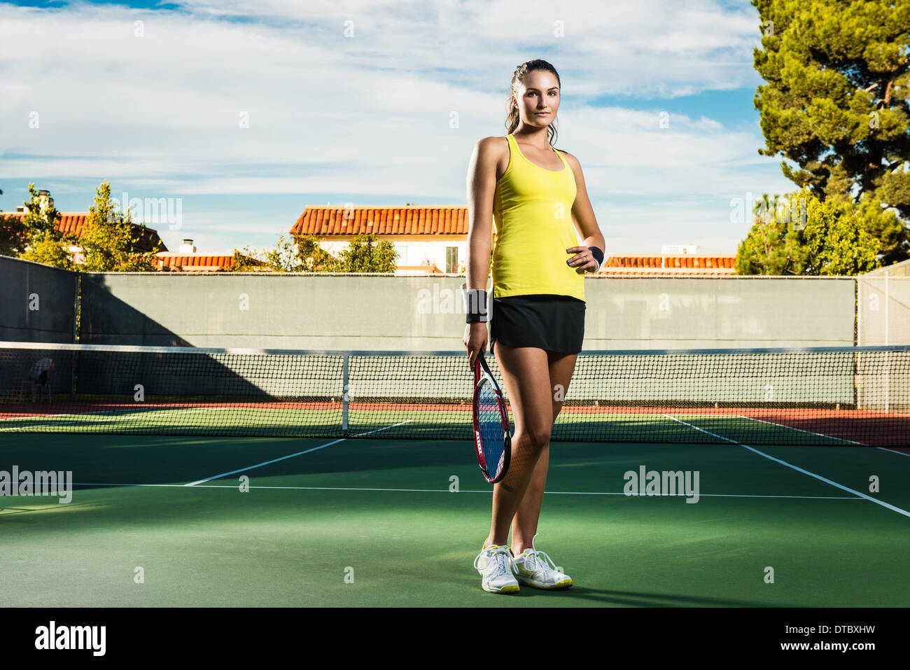 Tennis player alone on court hi-res stock photography and images - Alamy