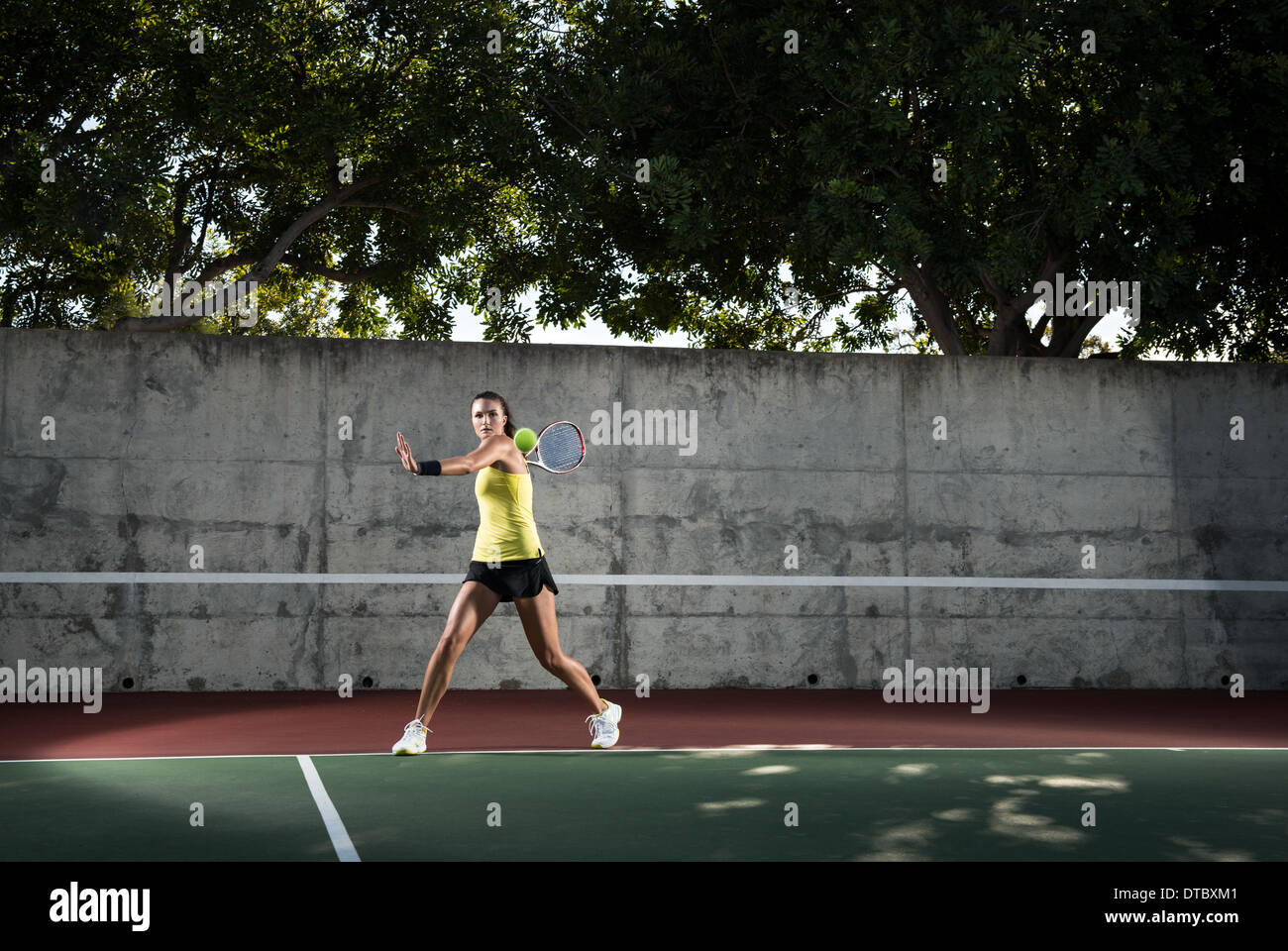 Tennis player hitting ball hi-res stock photography and images - Alamy