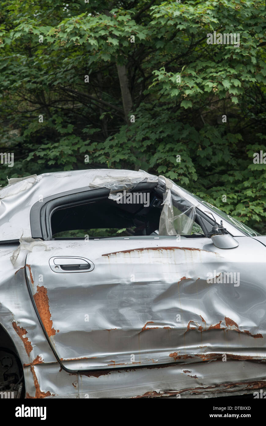 Smashed cars hi-res stock photography and images - Alamy