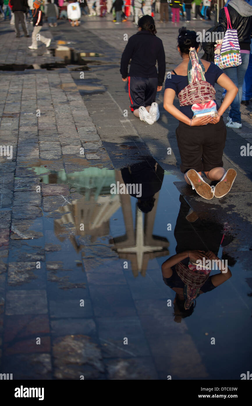 Kneeling women hi-res stock photography and images - Alamy