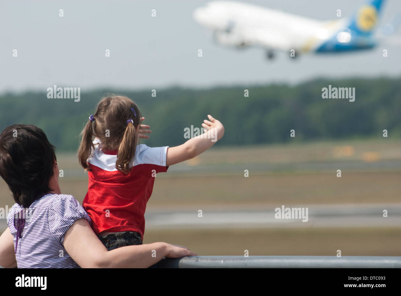 Aircraft waving hi-res stock photography and images - Alamy