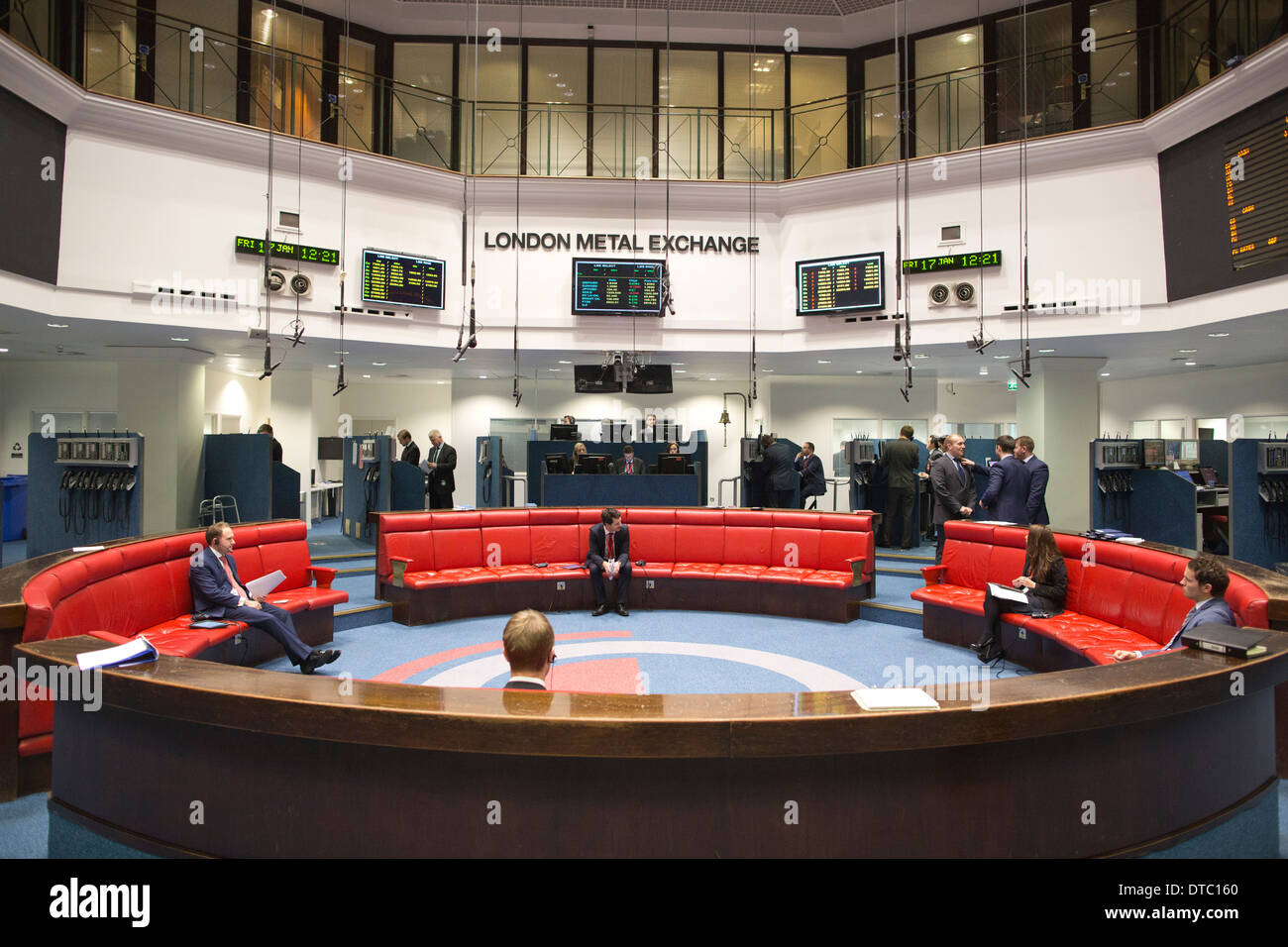 Bank trading floor hi-res stock photography and images - Alamy