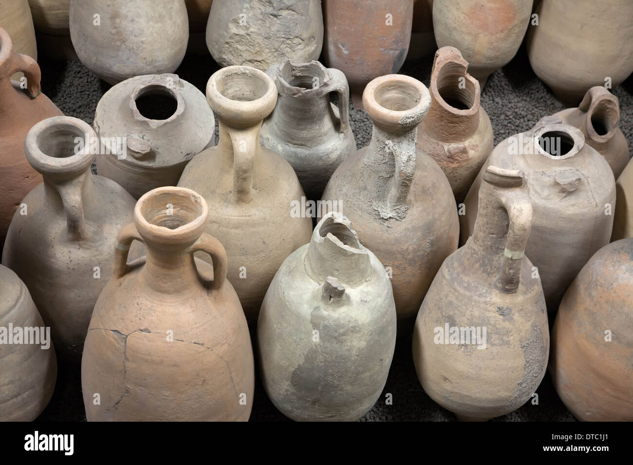 Amphorae hi-res stock photography and images - Alamy