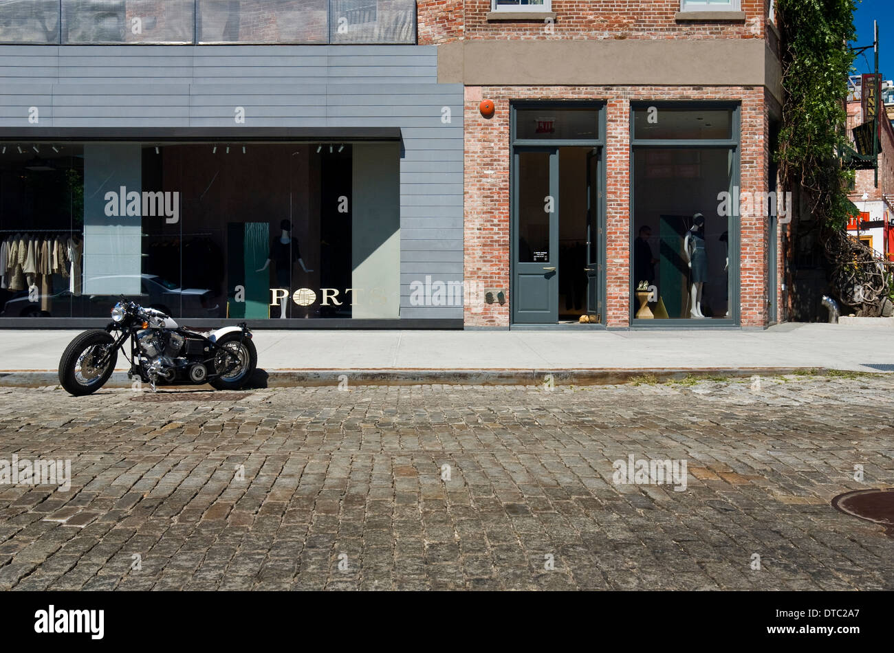 Empty street hi-res stock photography and images - Alamy