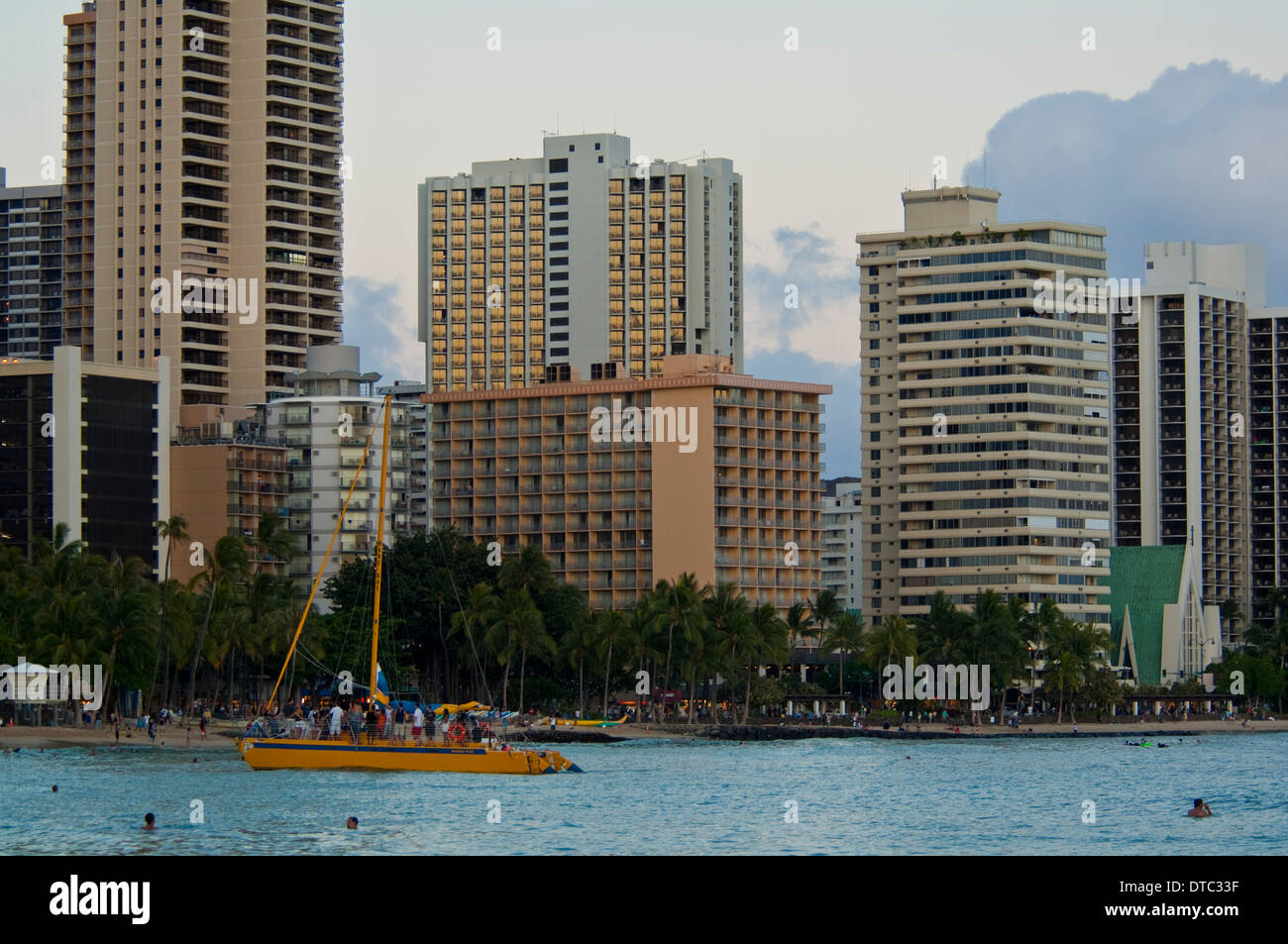 Hawaii beach building hi-res stock photography and images - Alamy