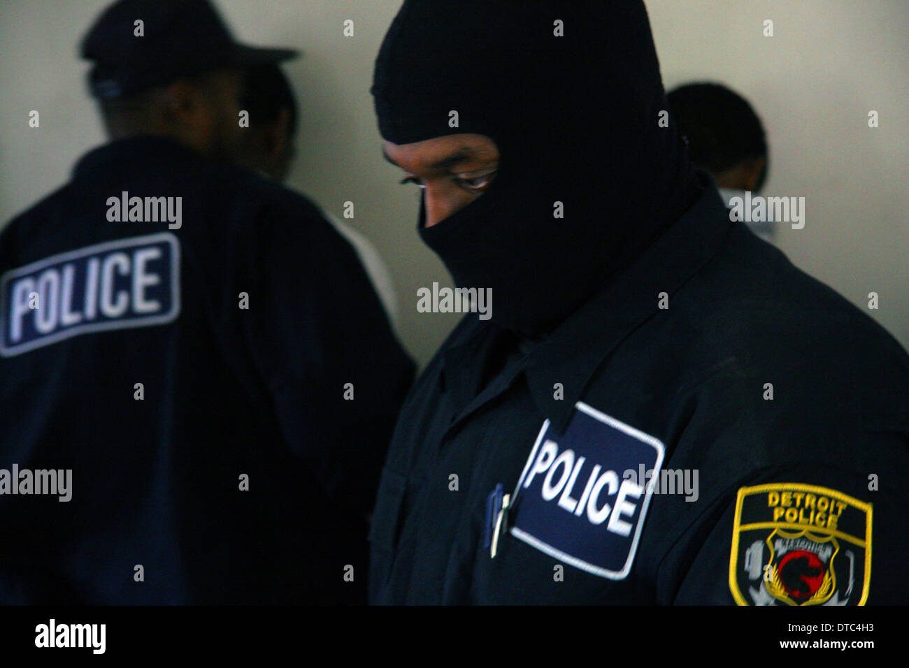 Detroit police department narcotics officers - narcs - raid a house for ...