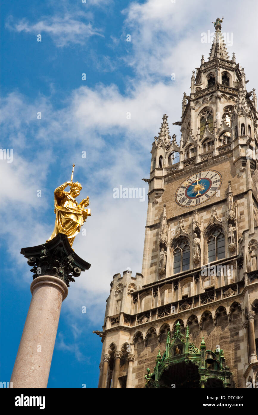New Townhall and a golden statue of Virgin Mary on a Marienplatz in ...