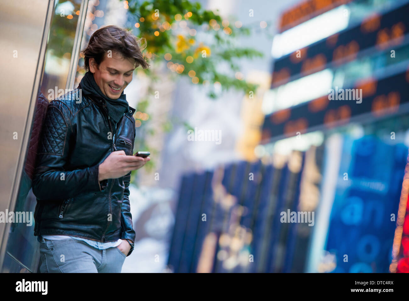Smartphone city tourist hi-res stock photography and images - Alamy