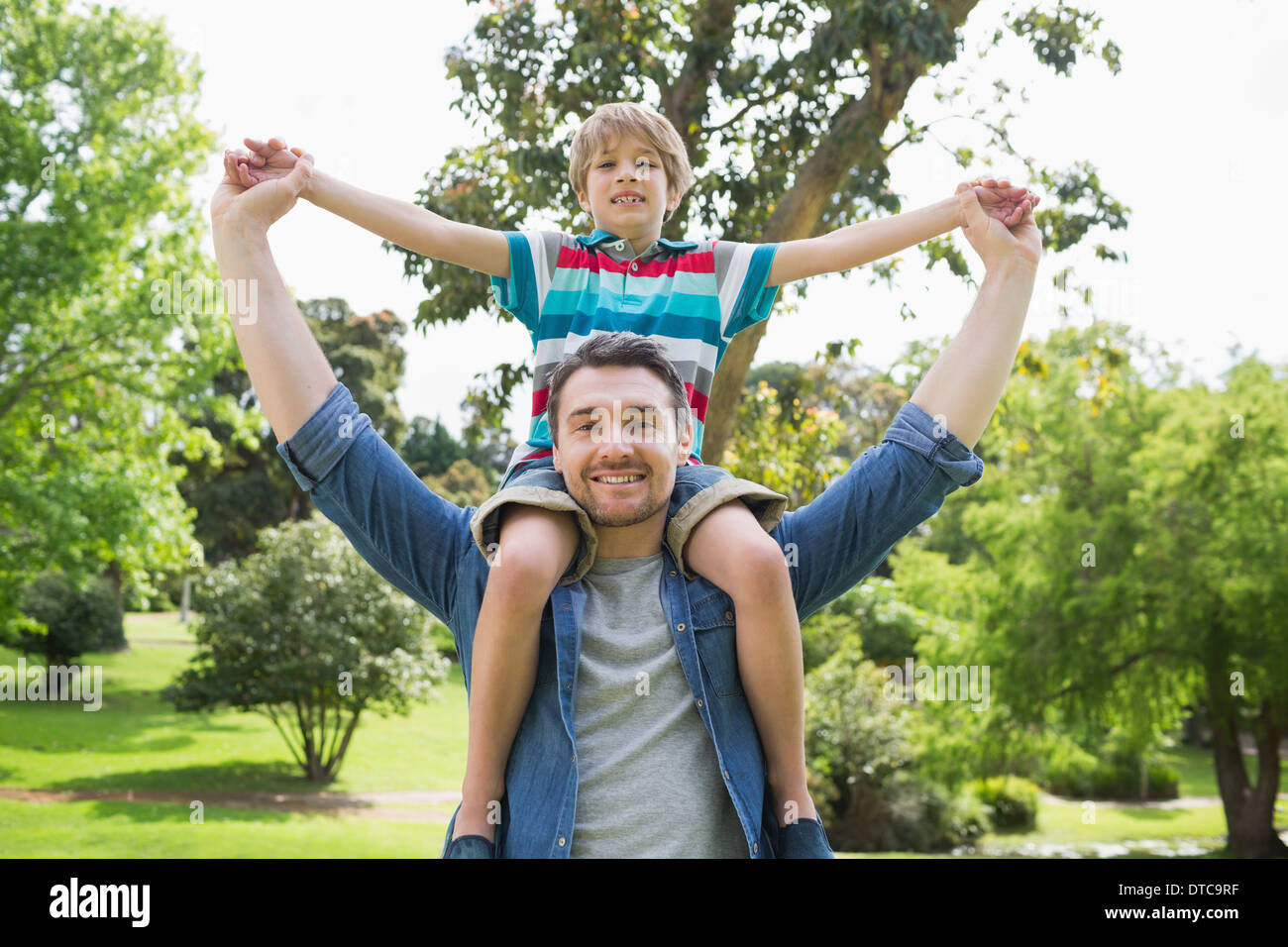 Kid in the shoulders of his father hi-res stock photography and images ...