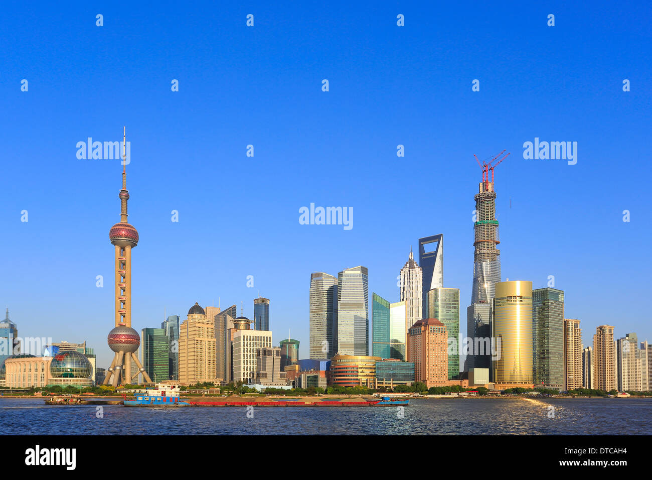 Modern skylines hi-res stock photography and images - Alamy