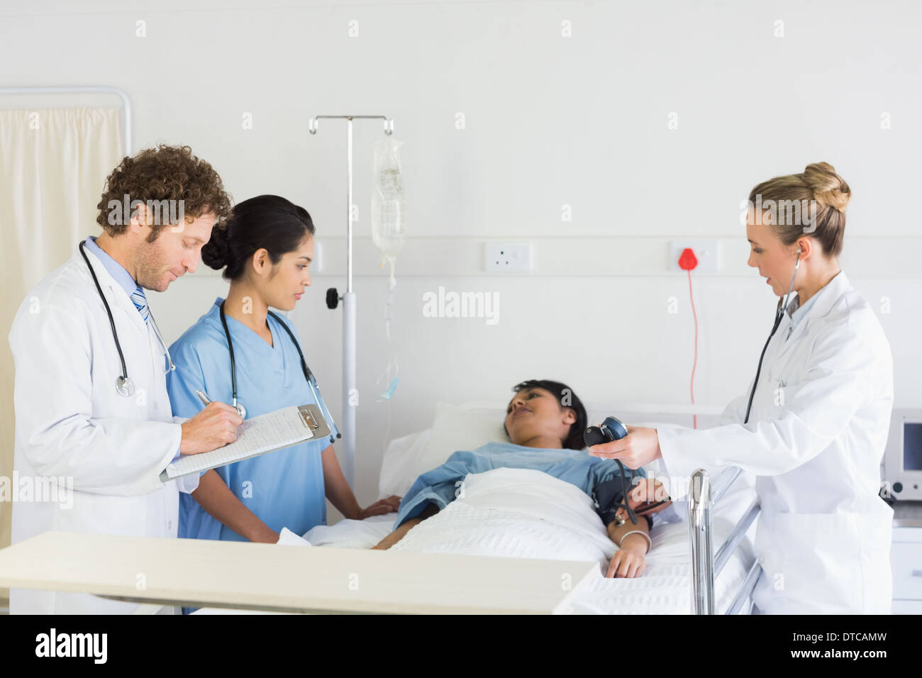 Female medical expert writing hi-res stock photography and images - Alamy
