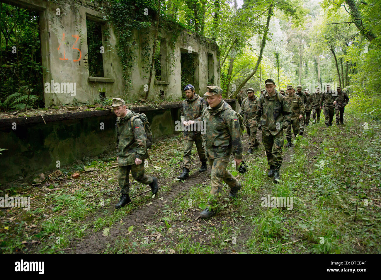Illkirch- Grafenstaden, France, officers and NCOs of the JgBtl 291 at a ...