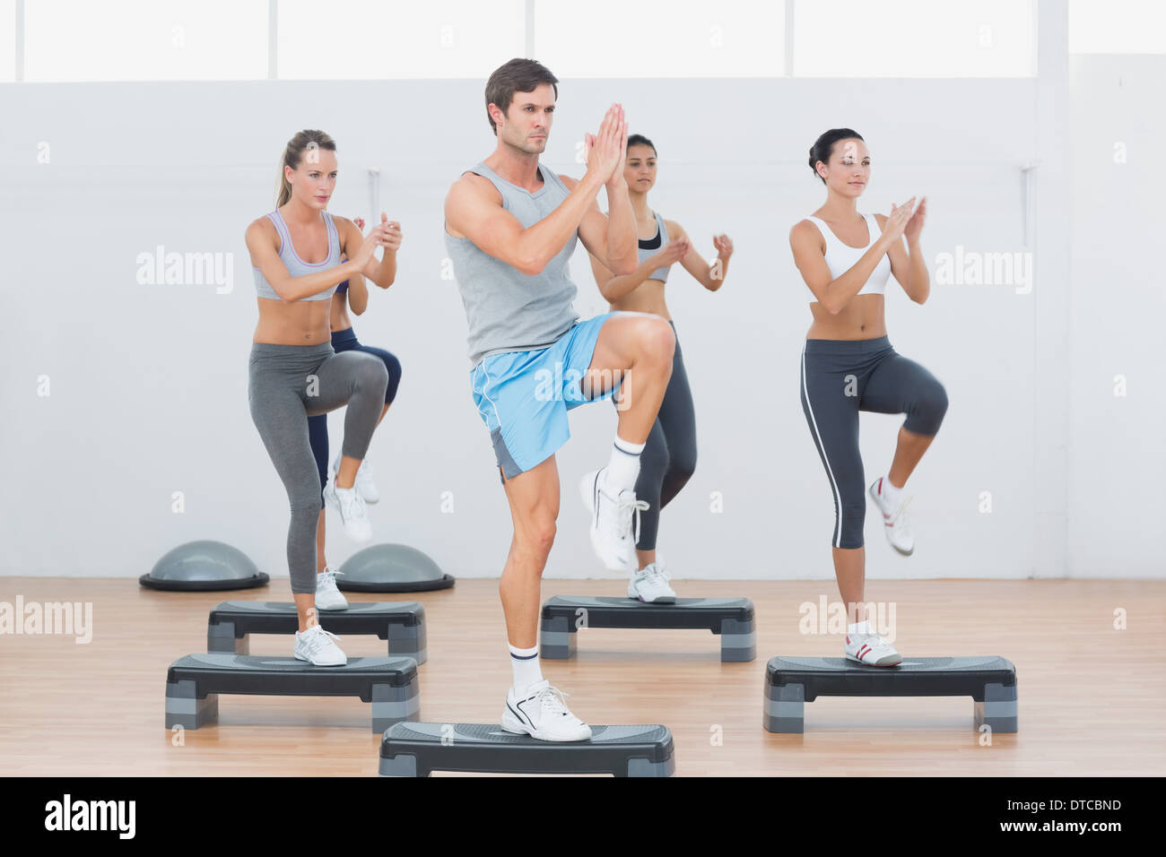 Fitness class performing step aerobics exercise Stock Photo - Alamy