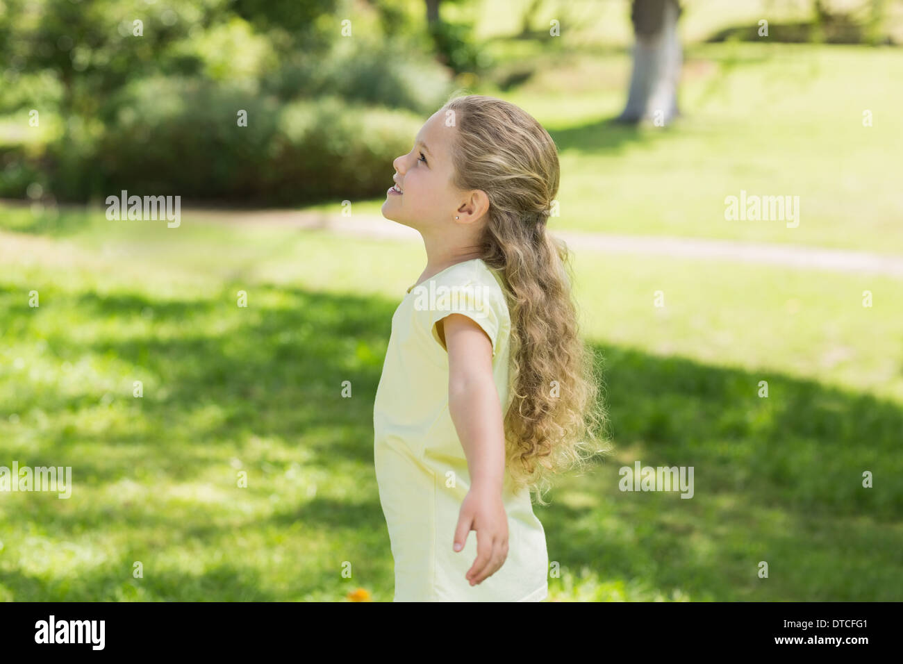 Girl looking upwards hi-res stock photography and images - Alamy