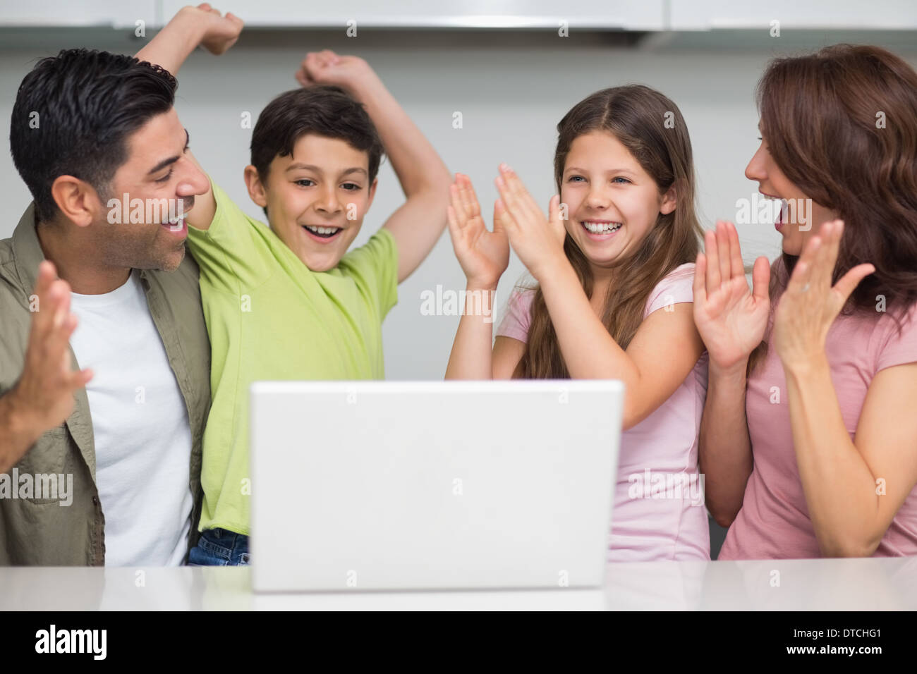 Kids clapping cheering hi-res stock photography and images - Alamy