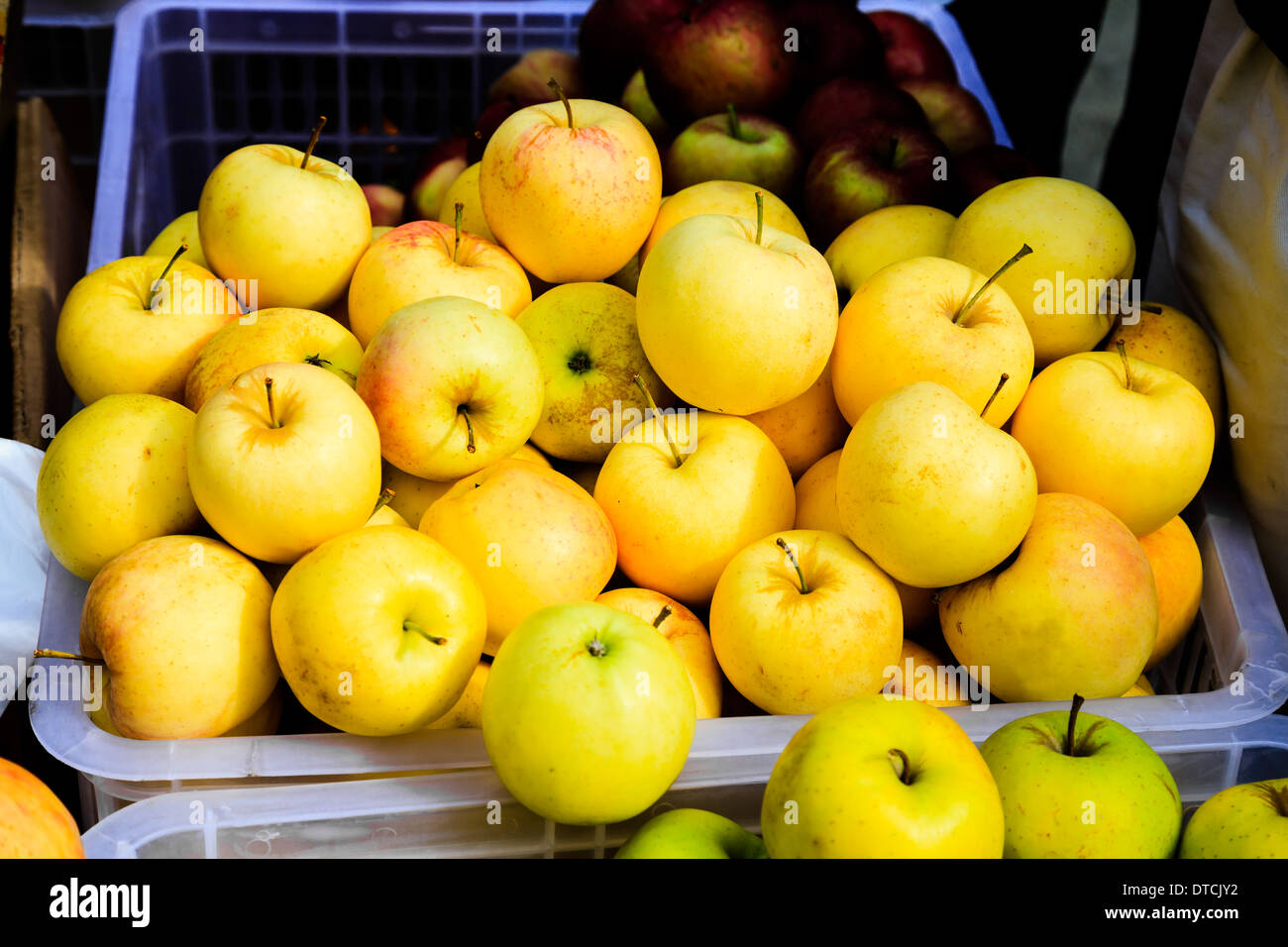 Pile apples hi-res stock photography and images - Alamy