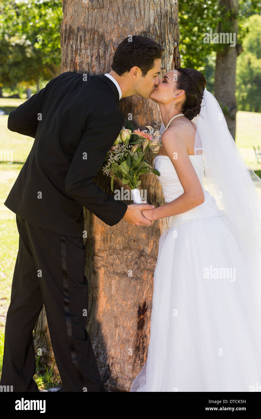 Romantic couple kissing lawn hi-res stock photography and images - Alamy