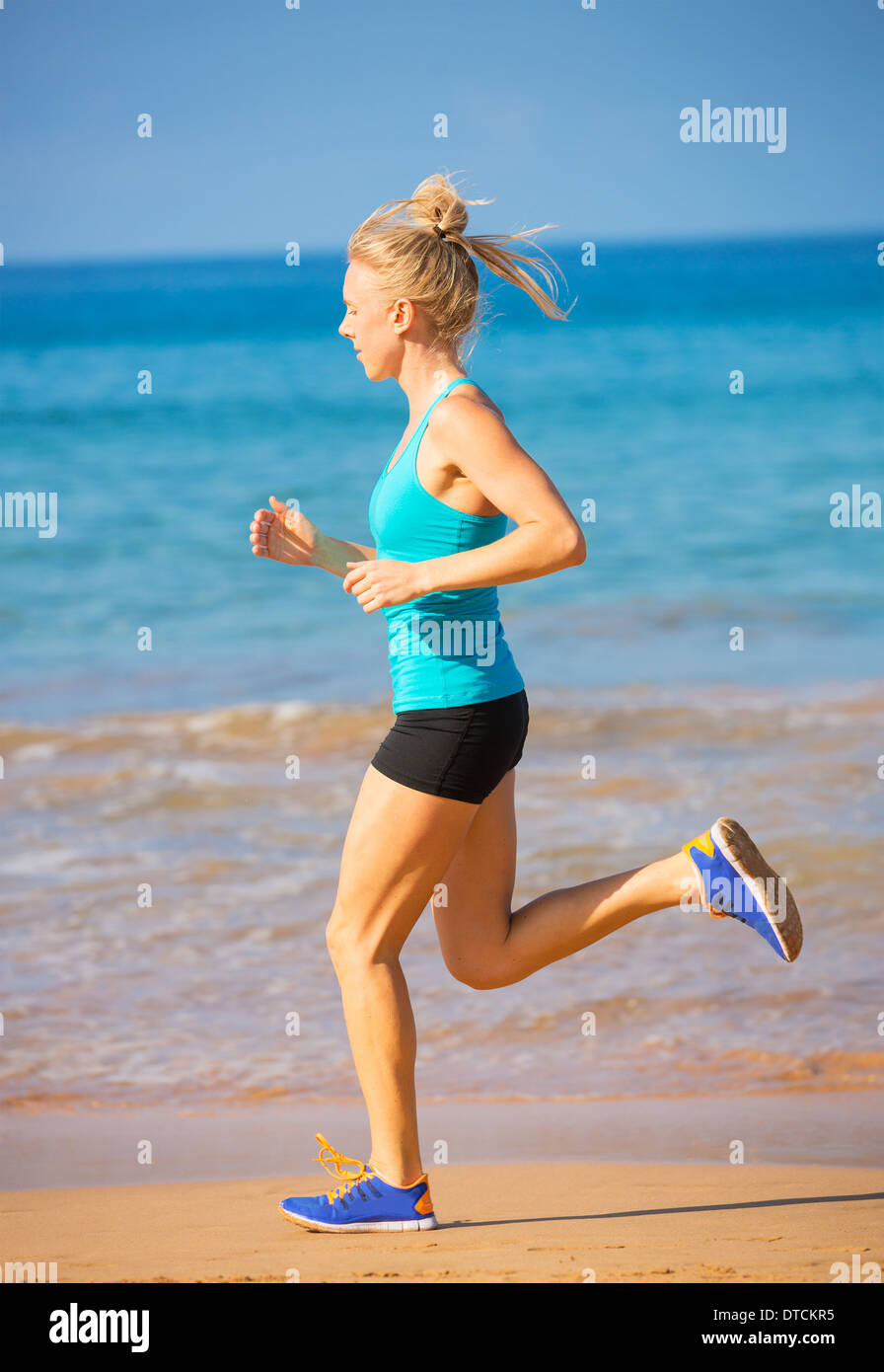 Woman jog beach hi-res stock photography and images - Alamy