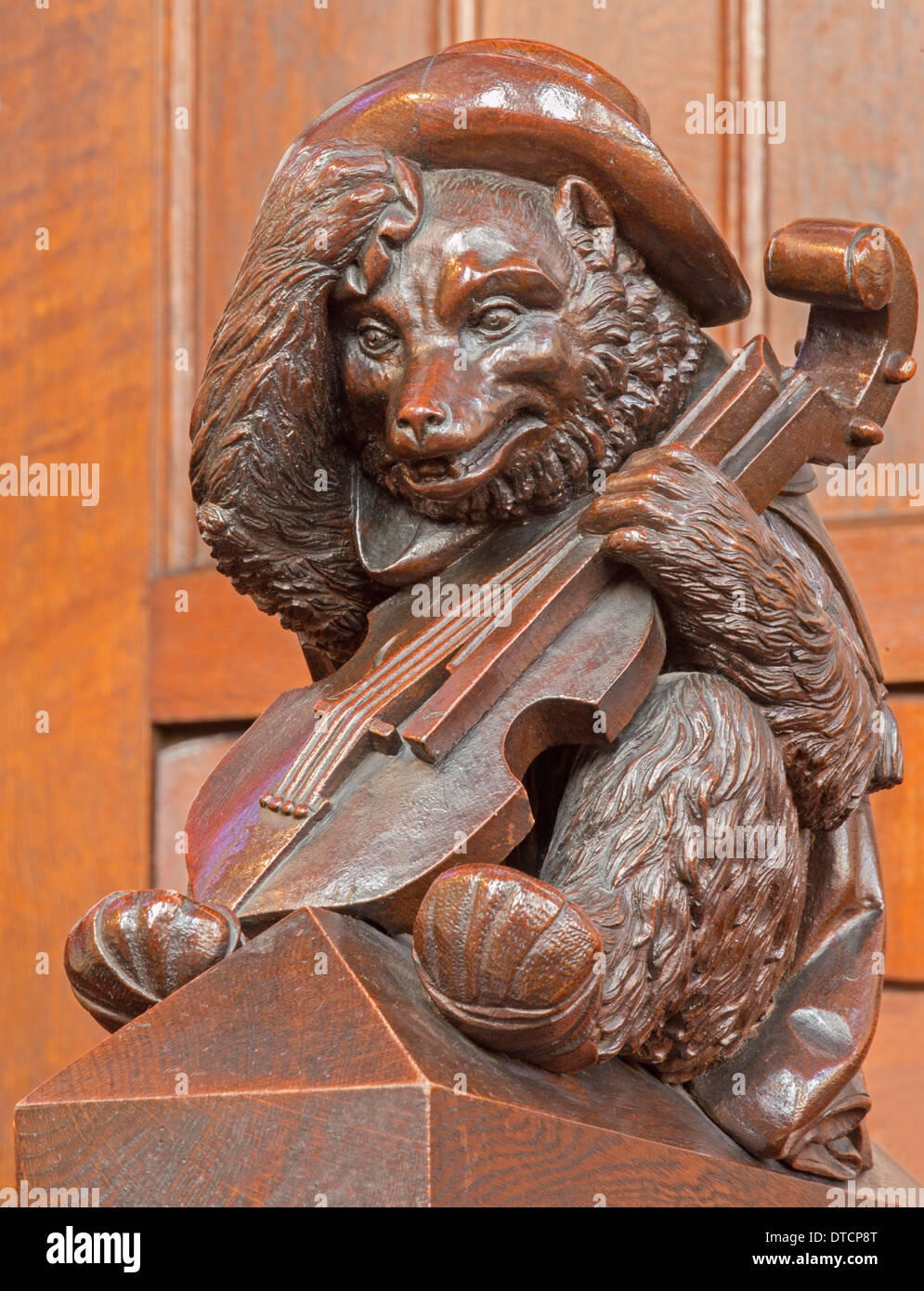 Violin sculpture hi-res stock photography and images - Alamy